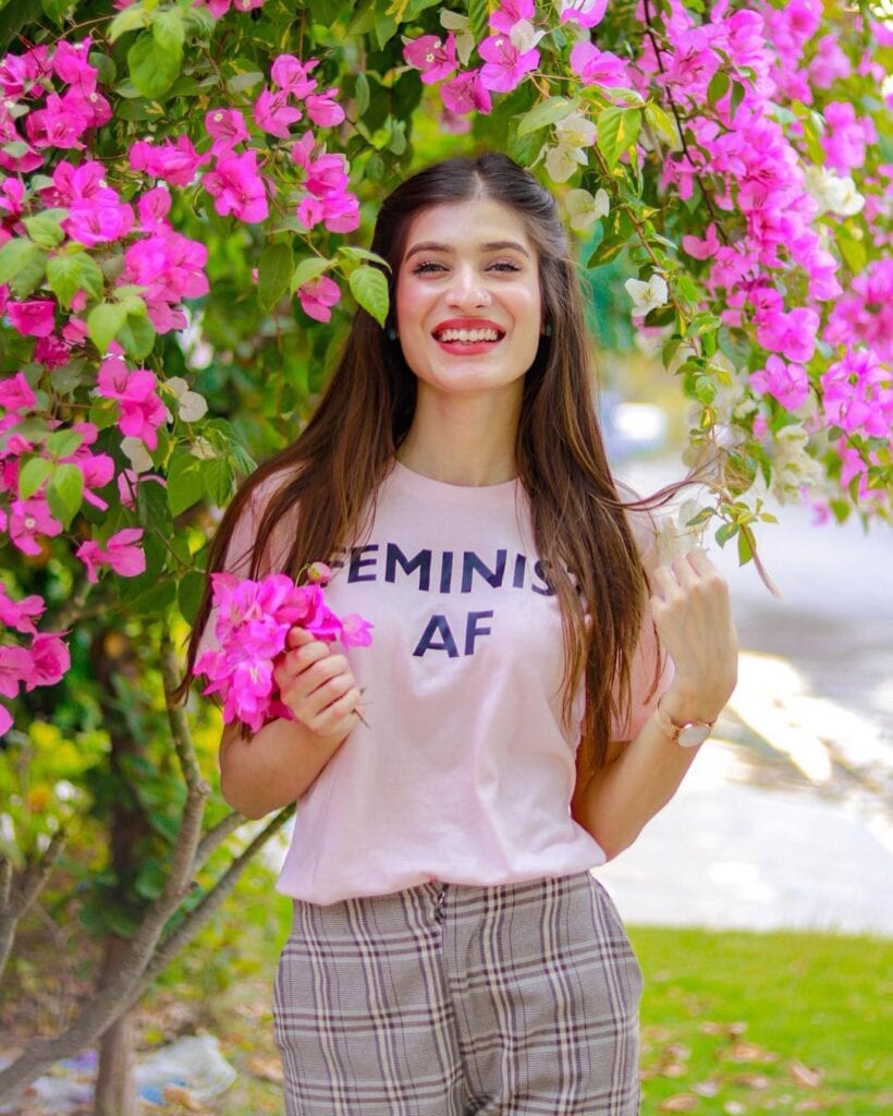 Top 22 Pakistani Fashion Bloggers in 2025 to Follow