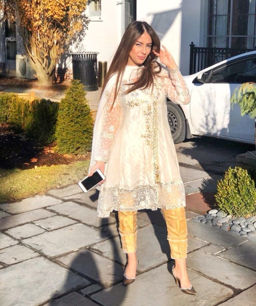 Top 22 Pakistani Fashion Bloggers in 2025 to Follow