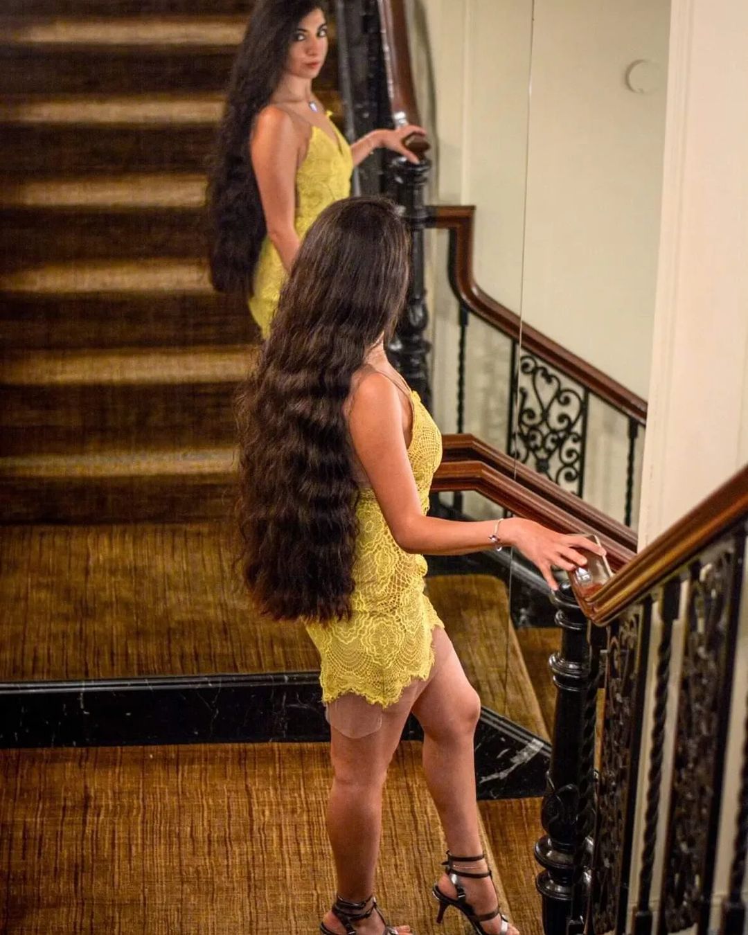 23 Ideal Outfits That Go With Long Hair – Dressing Tips