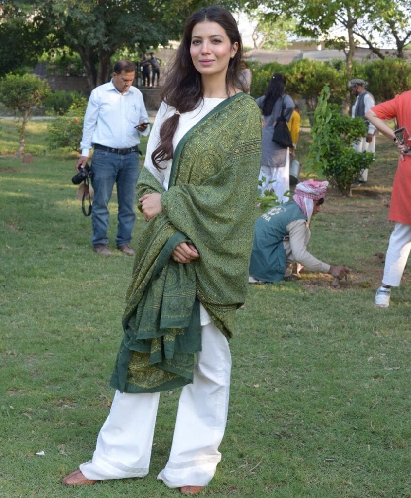 30 Chic Pakistan Street Style Fashion Ideas to Follow