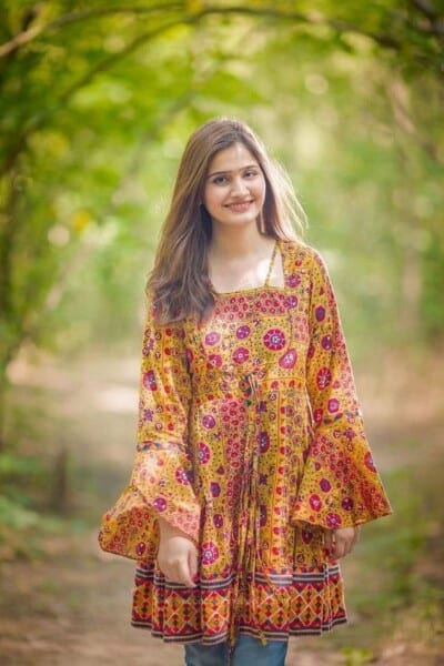 20 Classy Outfits for Pakistani Girls with Short Height
