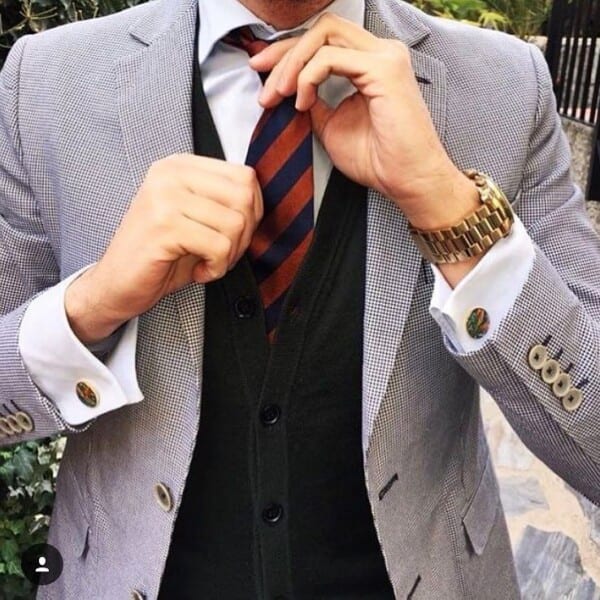 How to Put on Cufflinks? 10 Simple Tips with Tutorial