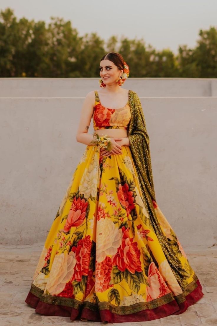 20 Chic Mehndi Dresses For Pakistani Brides & Mehndi Guests – Outfit Trends