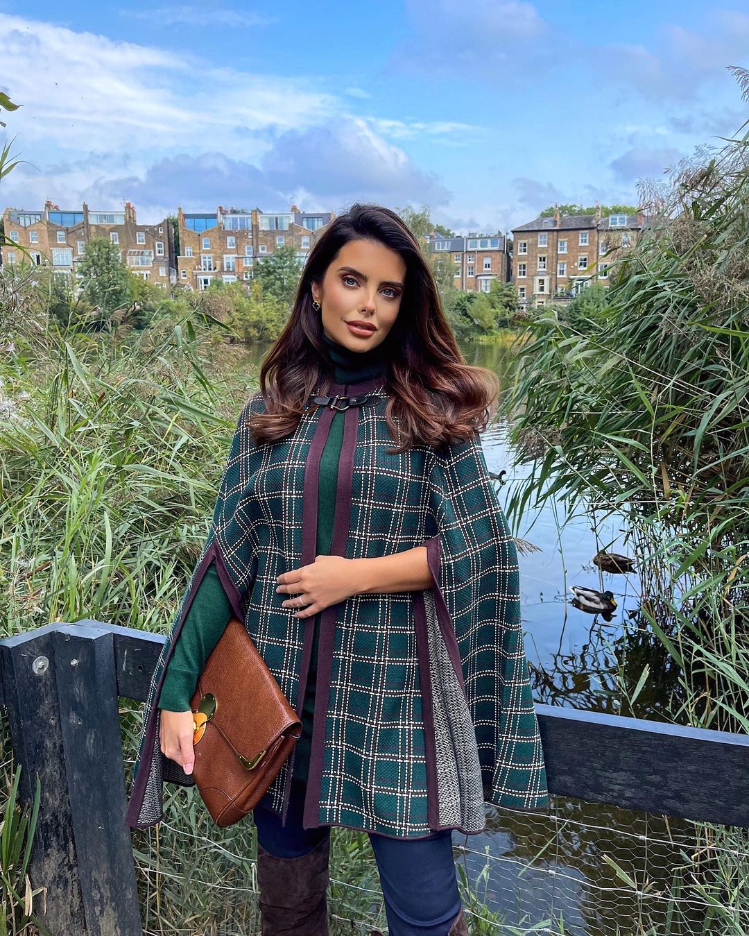 25 Outfit Ideas On How to Wear a Brown Bag