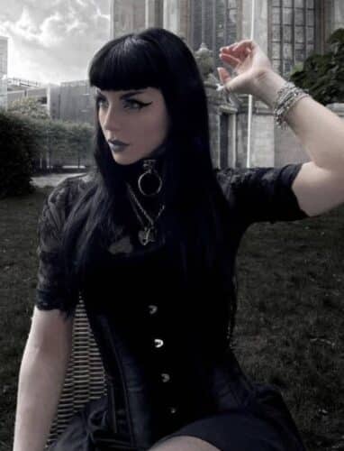 How to Dress Goth? 12 Outfit Ideas & Styling Tips