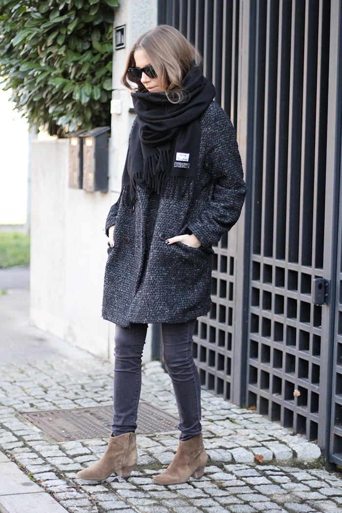 What to Wear in France in Winters? 22 Outfits & Packing List