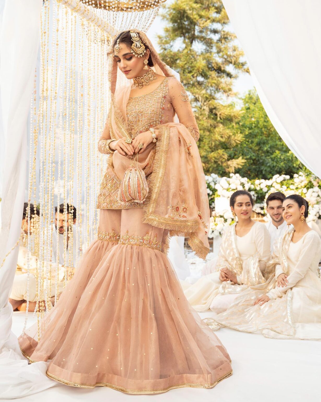 What to Wear on Diwali? 16 Best Outfit Ideas