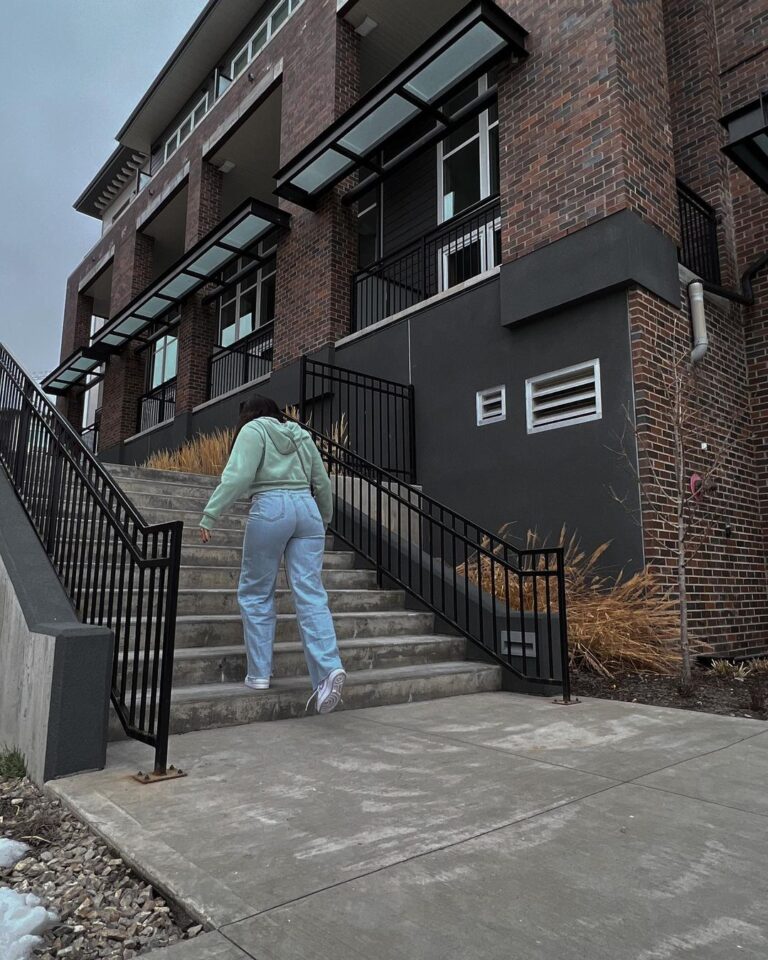 How to Style a Cropped Hoodie? 23 Outfit Ideas