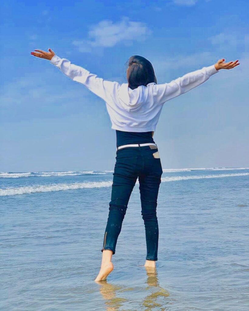 How to Style a Cropped Hoodie? 23 Outfit Ideas