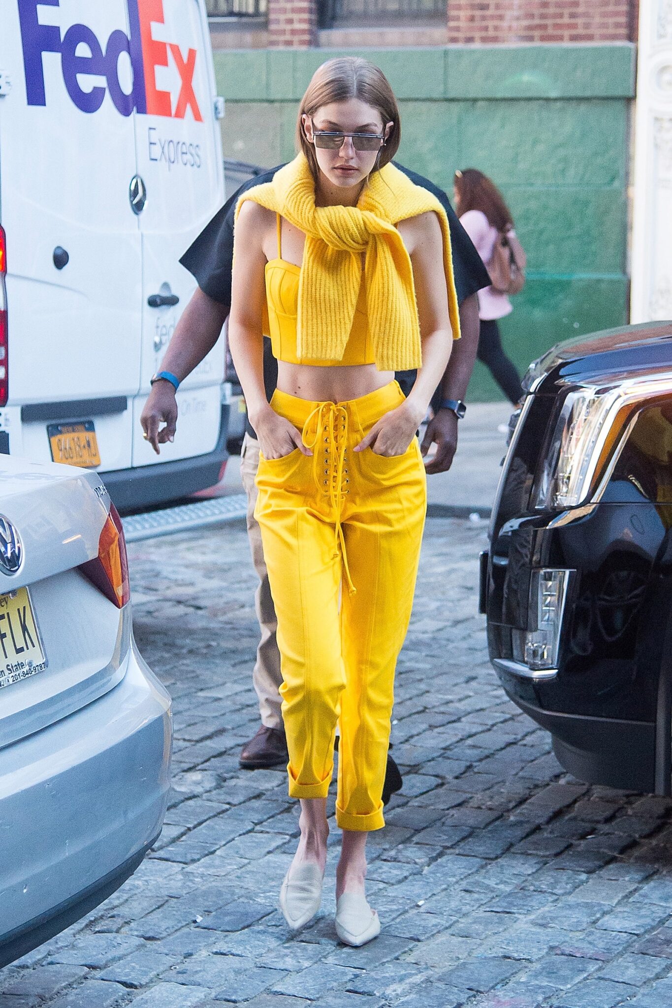 26 Beautiful Yellow Outfits Ideas For Women with Styling Tips