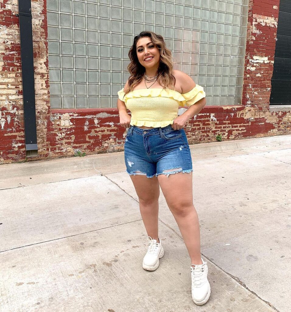 26 Plus Size Shorts Outfit Ideas with Styling Tips