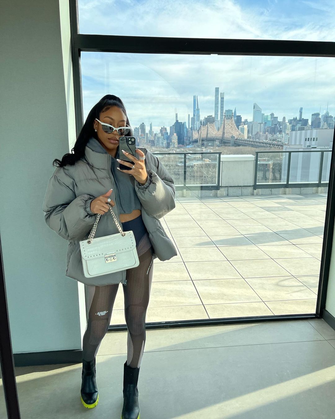 18 Tips on How to Wear All Grey Outfits Without Being Boring