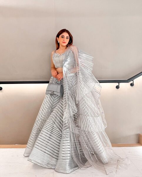 18 Tips on How to Wear All Grey Outfits Without Being Boring