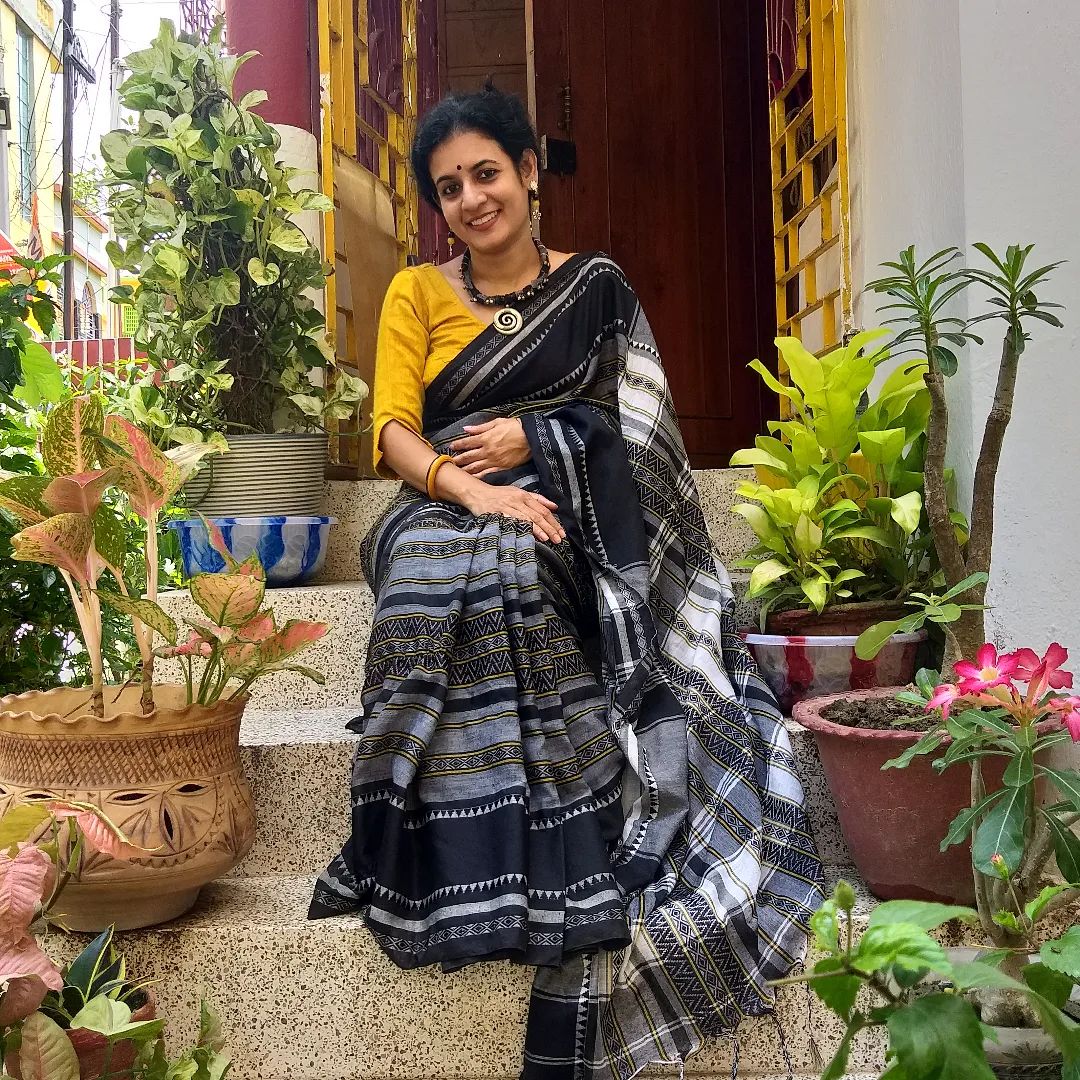 16 Latest Bengali Saree Designs & Styling Tips