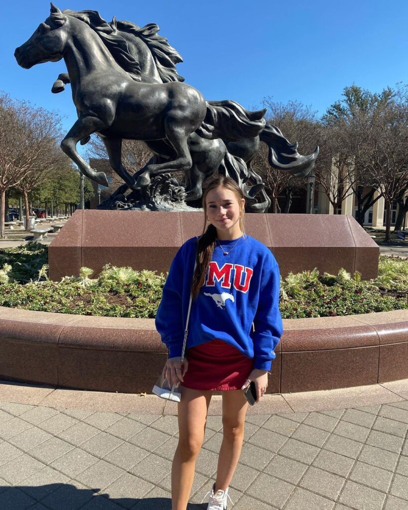 College Tour Outfits: 34 Ideas What to Wear on College Tour?