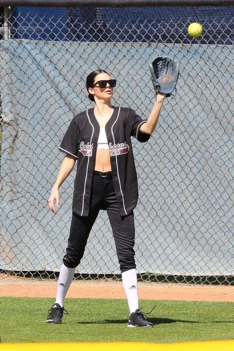 How To Style A Baseball Jersey – 20 Chic Outfit Ideas – Outfit Trends