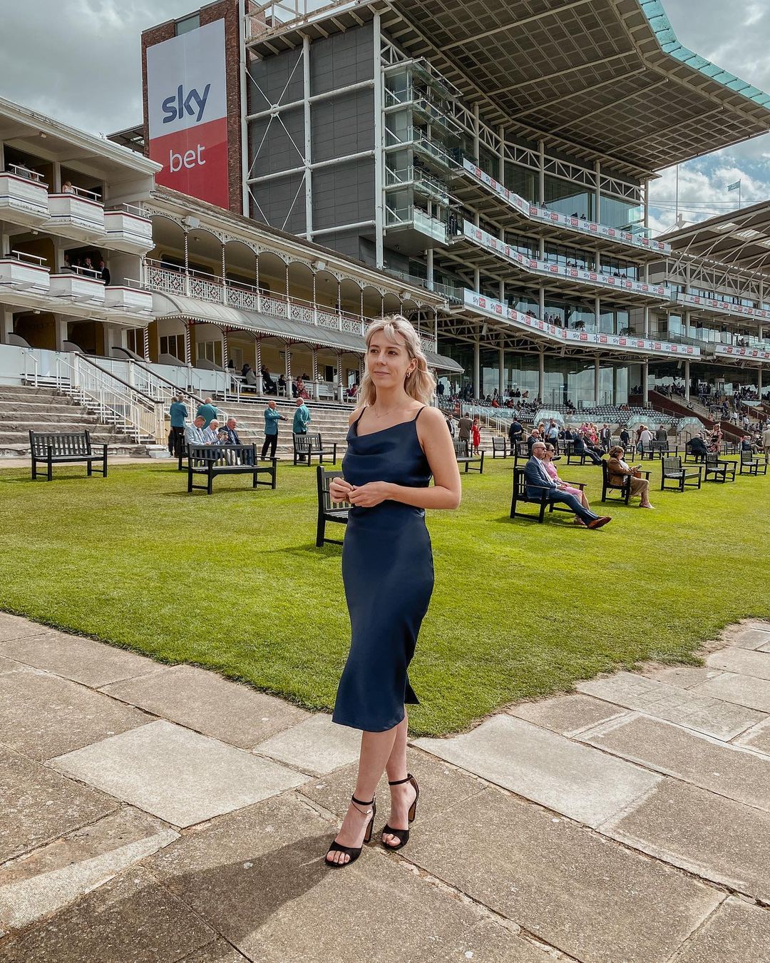 What To Wear At The Races – 20 Dress Code Guide & Tips