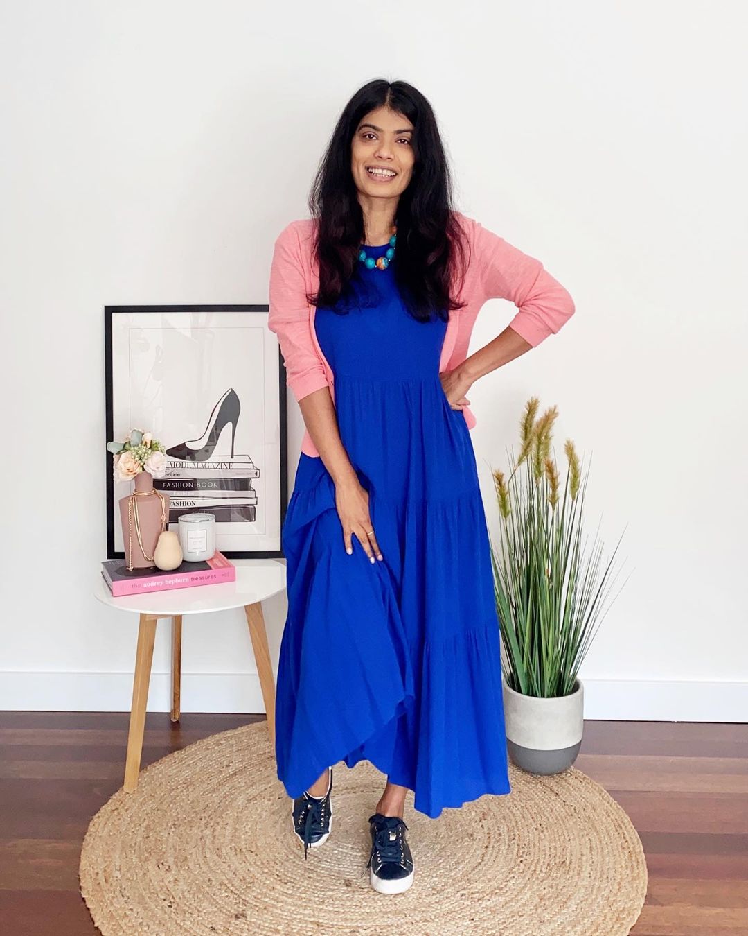 26 Best Electric Blue Outfits & Tips On How To Style Them
