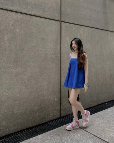 26 Best Electric Blue Outfits & Tips On How To Style Them