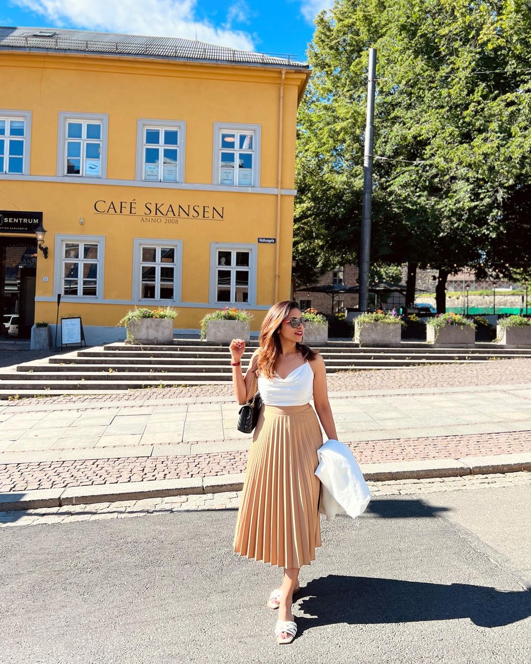 22 Cute Crepe Skirt Outfit Ideas & Styling Tips