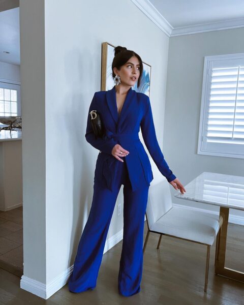26 Best Electric Blue Outfits & Tips On How To Style Them