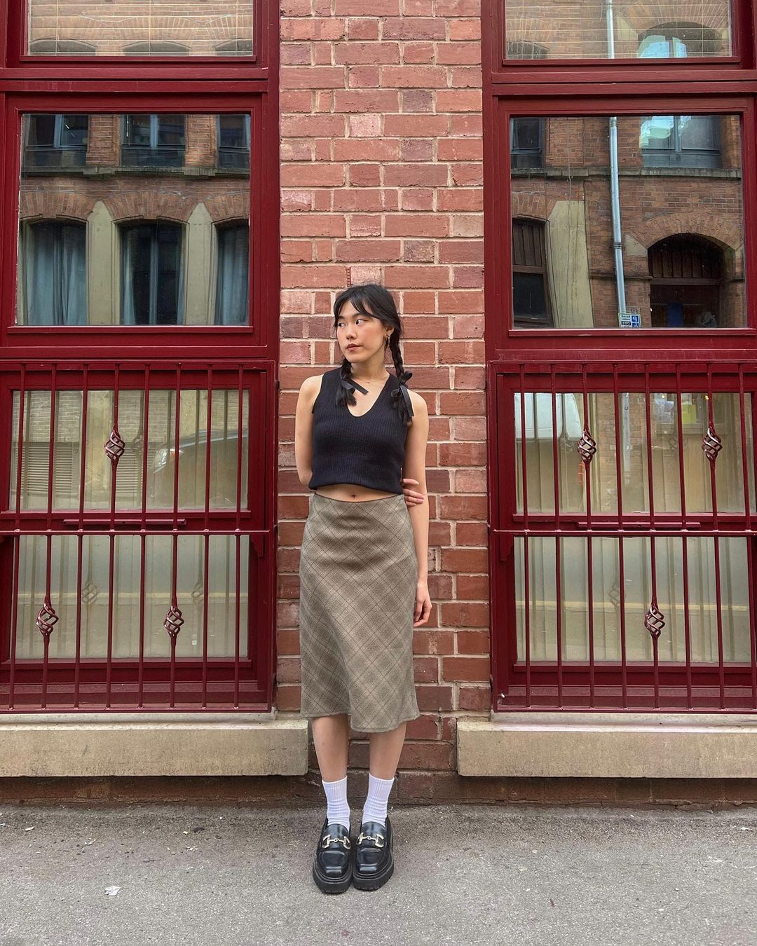 22 Knee Length Skirt Outfit Ideas with Styling Tips