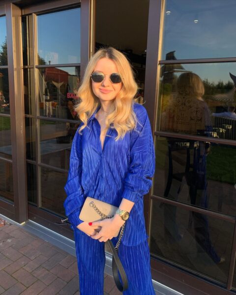 26 Best Electric Blue Outfits & Tips On How To Style Them