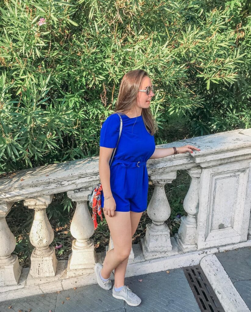 26 Best Electric Blue Outfits & Tips On How To Style Them