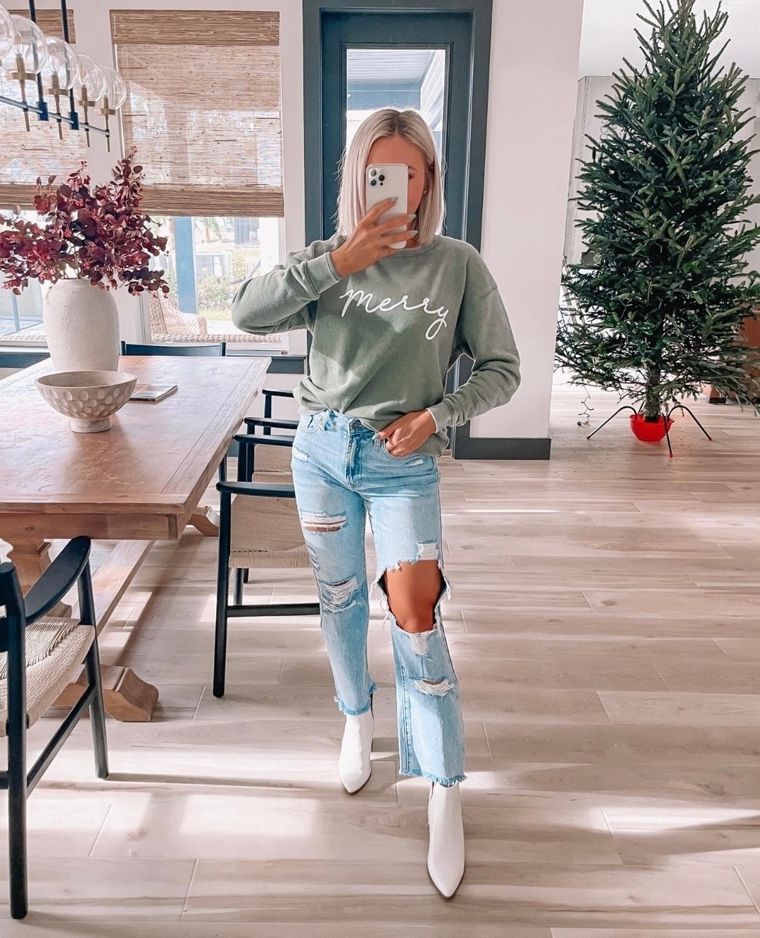 20 Ideas on How To Wear A Graphic Sweatshirt