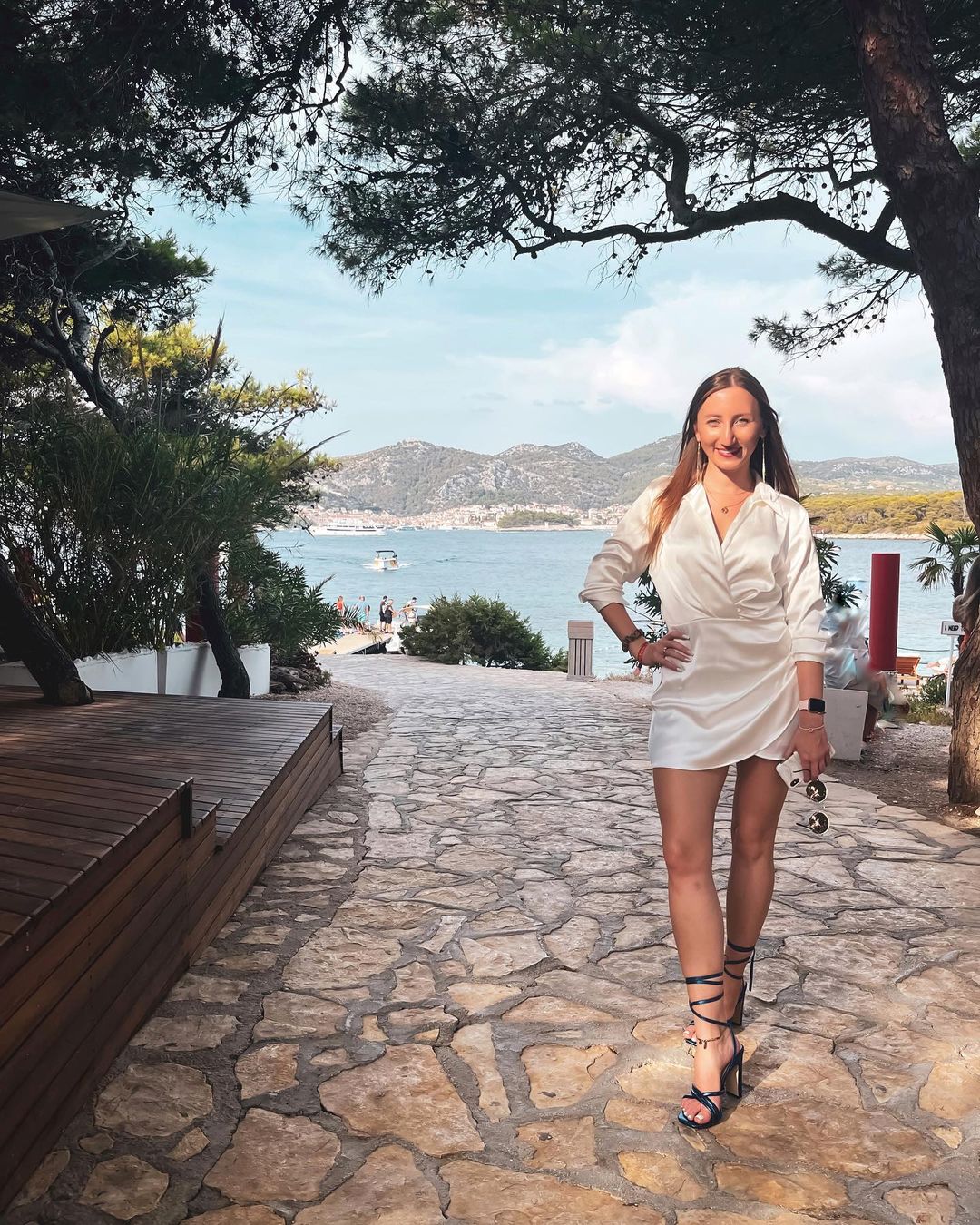 What To Wear To A Nautical Themed Party? 20 Tips & Outfits