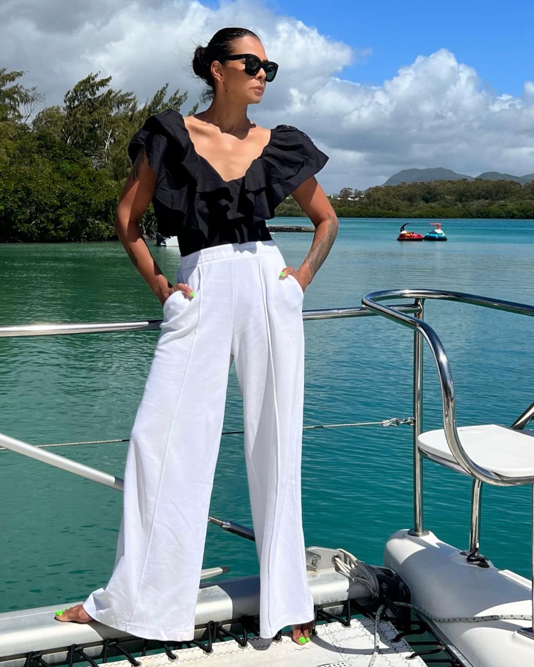 What To Wear To A Nautical Themed Party? 20 Tips & Outfits