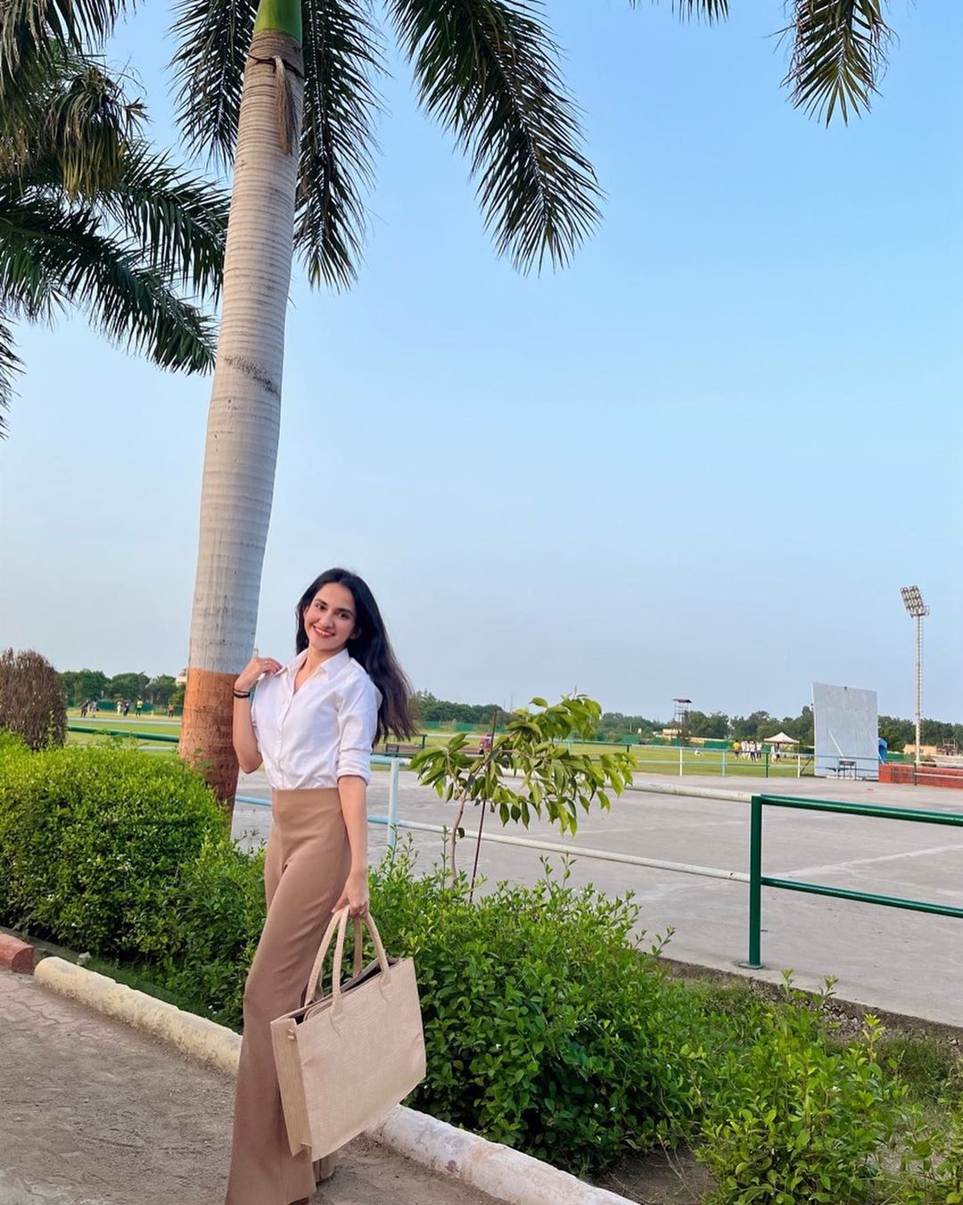 How To Dress For Class Presentation? 20 Outfit Ideas