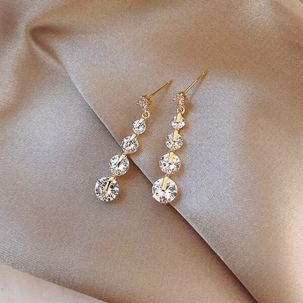 20 Best Earrings For Round Face 2023