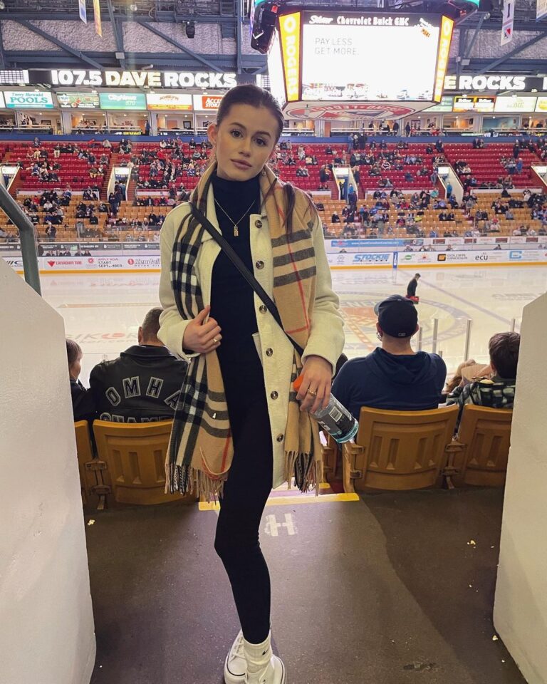 22 Hockey Game Outfits: What to Wear to a Hockey Game?