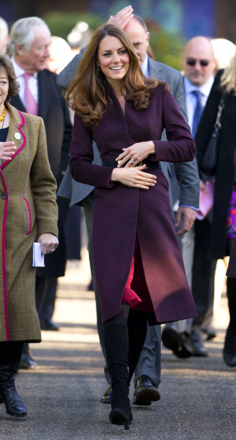 23 Best Viva Magenta Outfits (Pantone Color of the Year) – Outfit Trends