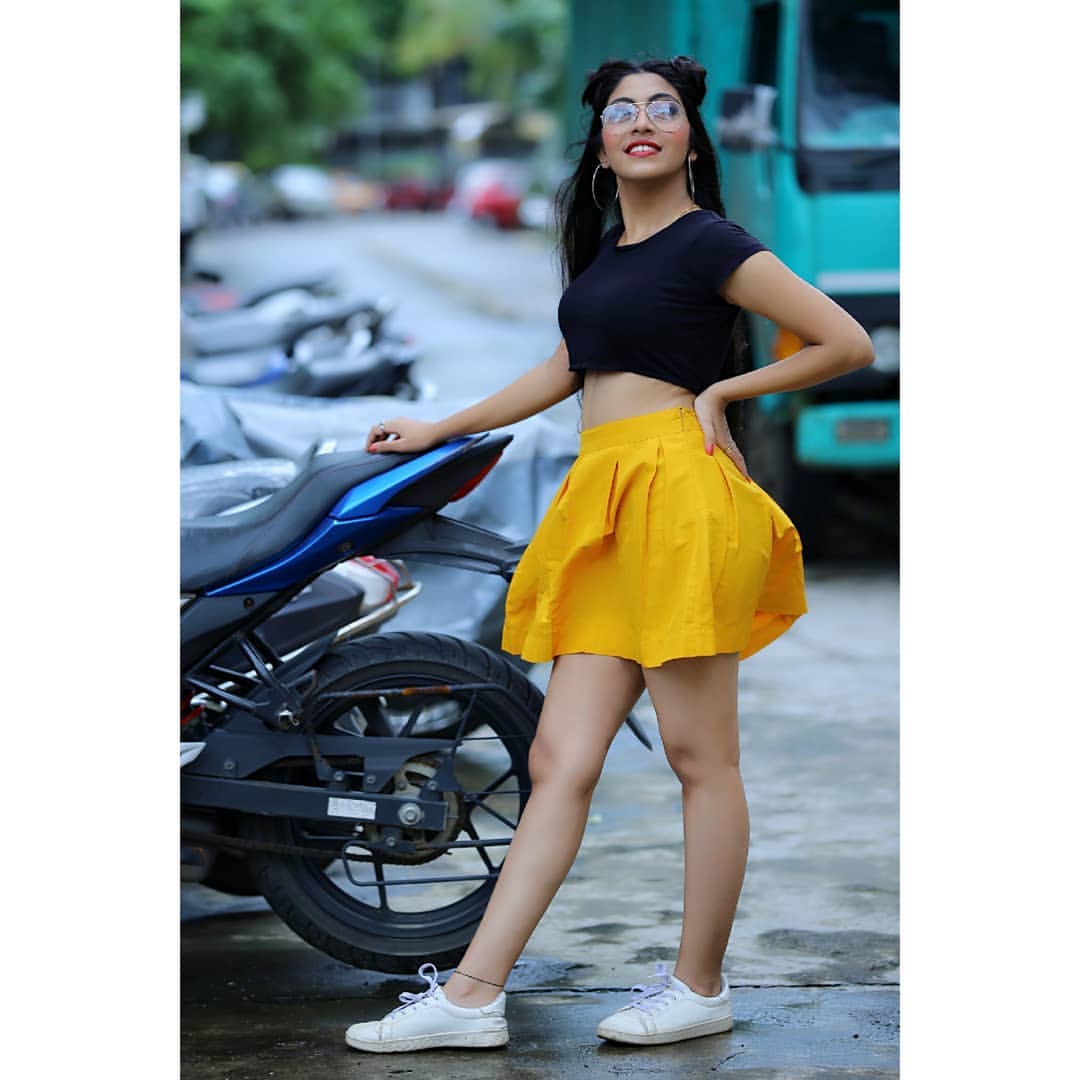 20 Best Black & Yellow Outfit Ideas for Every Occasion