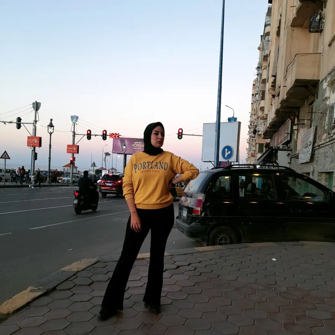 20 Best Black & Yellow Outfit Ideas for Every Occasion