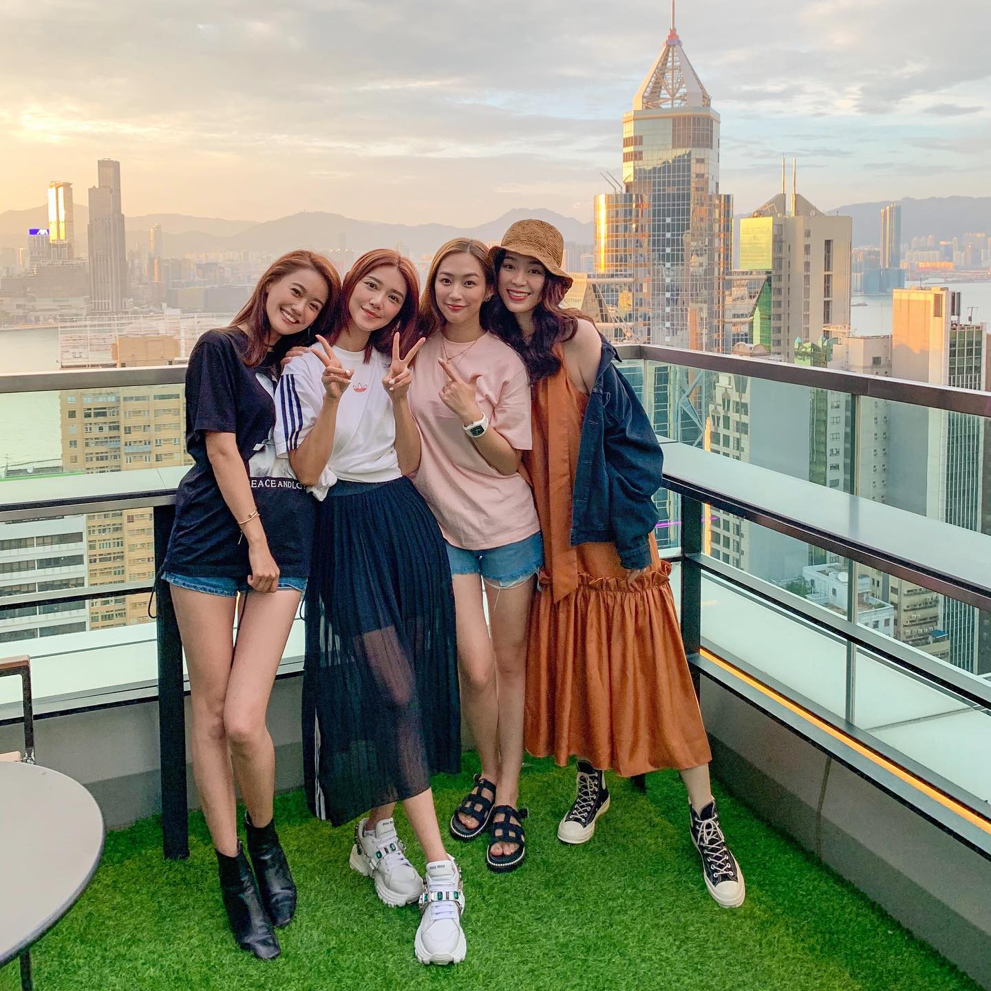 What To Wear in Hong Kong? 25 Outfits and Packing List