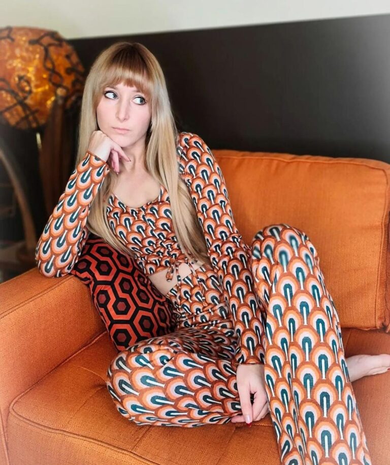 Retro vs. Vintage vs. Antique Clothing - Simple Differences