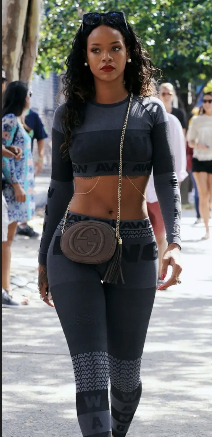 20 Best Outfits for Hourglass Shape and Expert Styling Tips