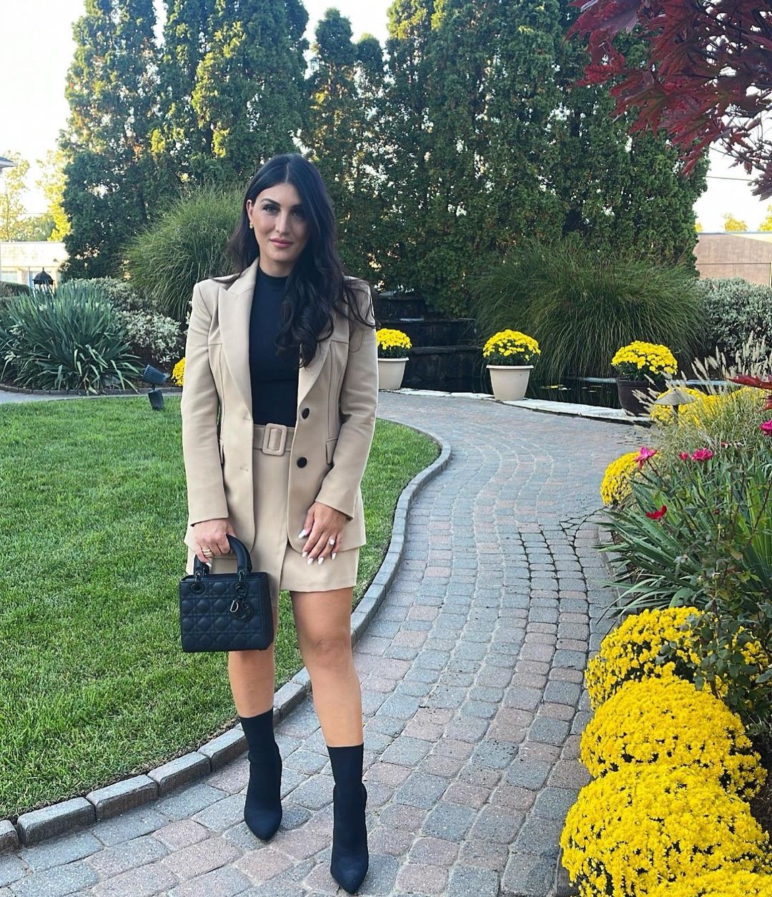 20 Best Outfits for Hourglass Shape and Expert Styling Tips