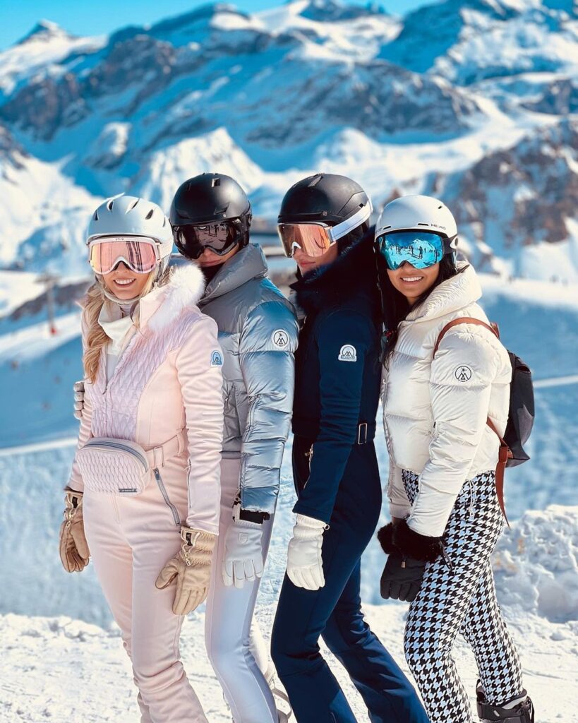 What To Wear Snowboarding – 18 Outfit Ideas & Styling Tips