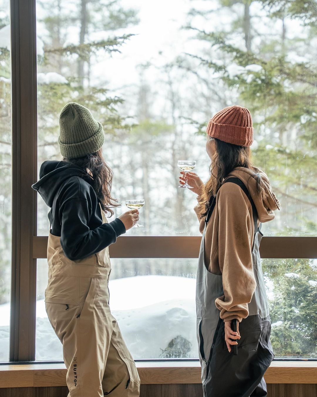 What To Wear Snowboarding – 18 Outfit Ideas & Styling Tips