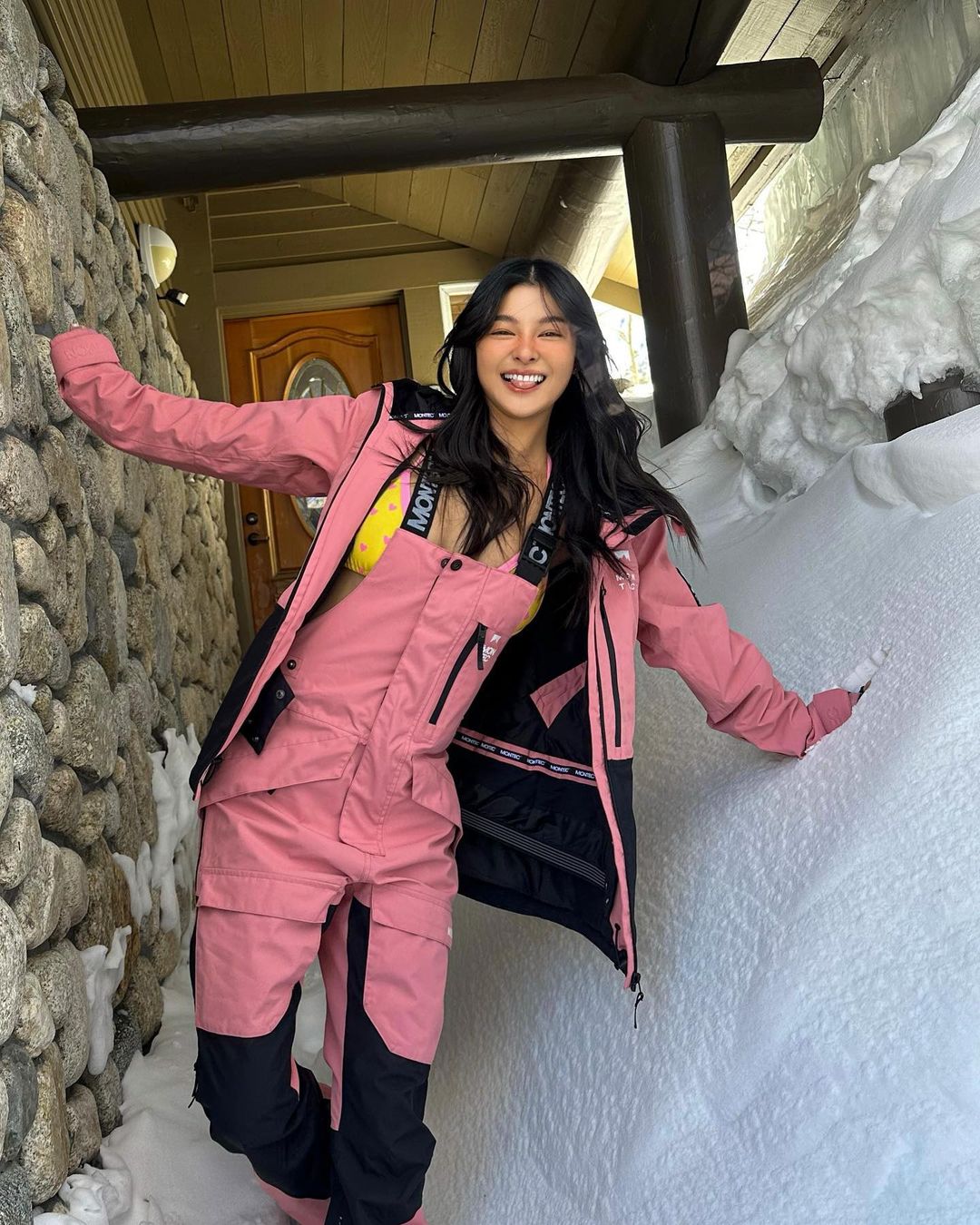 What To Wear Snowboarding – 18 Outfit Ideas & Styling Tips