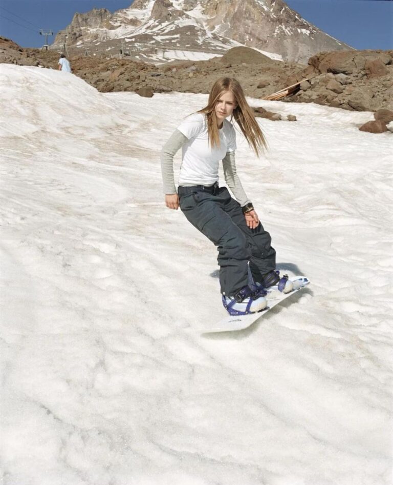 What To Wear Snowboarding – 18 Outfit Ideas & Styling Tips