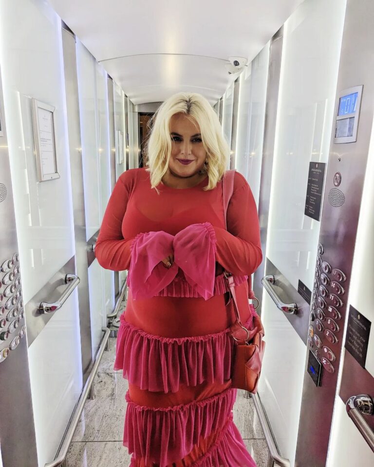 26 Christmas Outfits for Plus Size Women