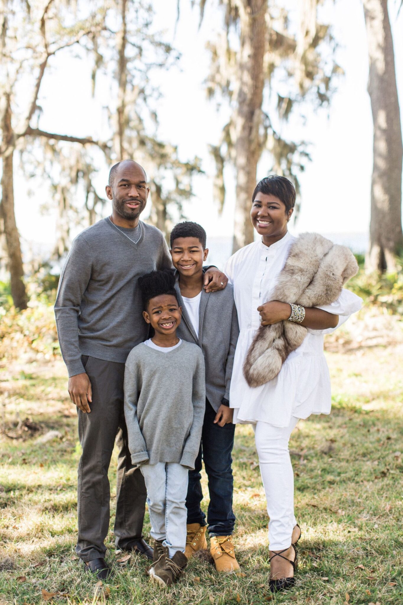 60+ Ideas On What To Wear For Family Pictures (Every Season)