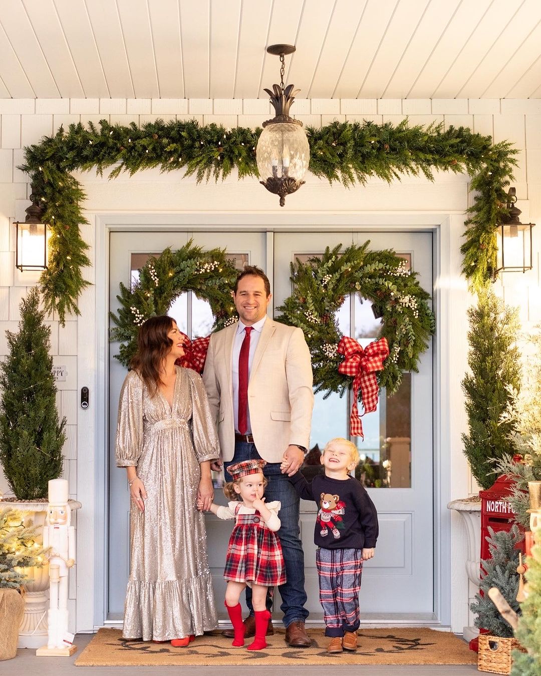 60+ Ideas On What To Wear For Family Pictures (Every Season)