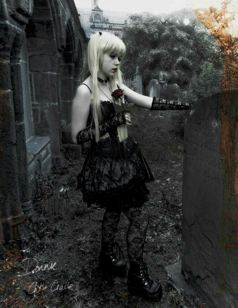 How to Dress Goth? 12 Outfit Ideas & Styling Tips