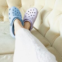 27 Croc Outfit Ideas with Styling Tips